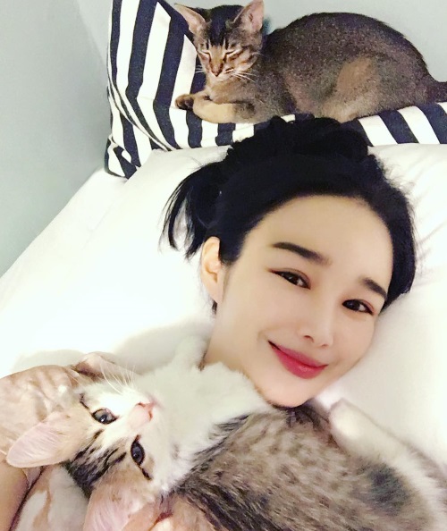 ‘얼짱 CF감독’ 이사강, 고양이들과 동거중? ‘근황 셀카’ ...“더 예뻐졌네, 행복 미소”