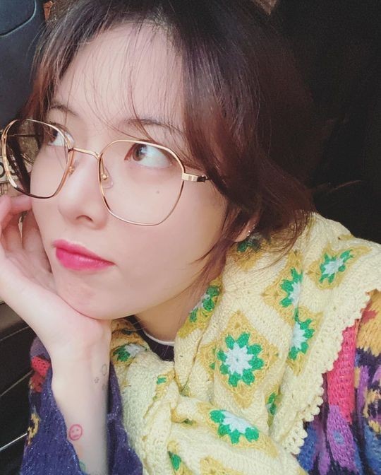 '플라워 샤워' 현아, 러블리한 일상 미모...'던이 반할 만♥'