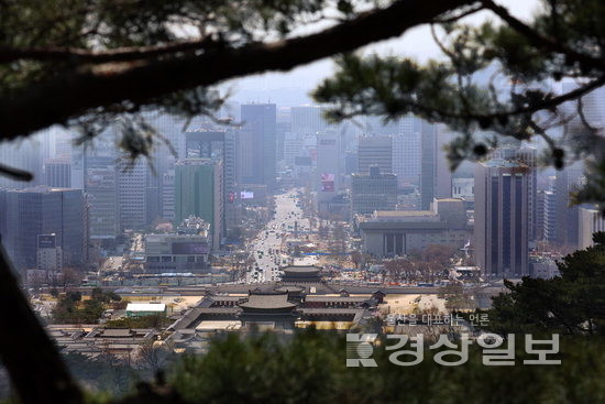 북악산 개방 첫날 “색다른 풍경에 흠뻑”
