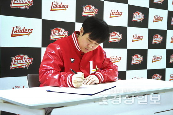 ‘FA 최대어’ 최정, SSG와 3번째 계약…4년 110억원 사인